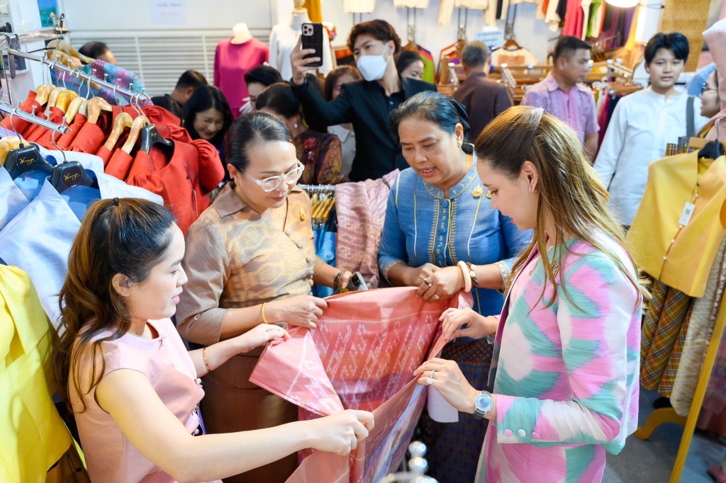 Community Development Department Showcases Local Wisdom Nationwide to Welcome Tourists at MotoGP ...