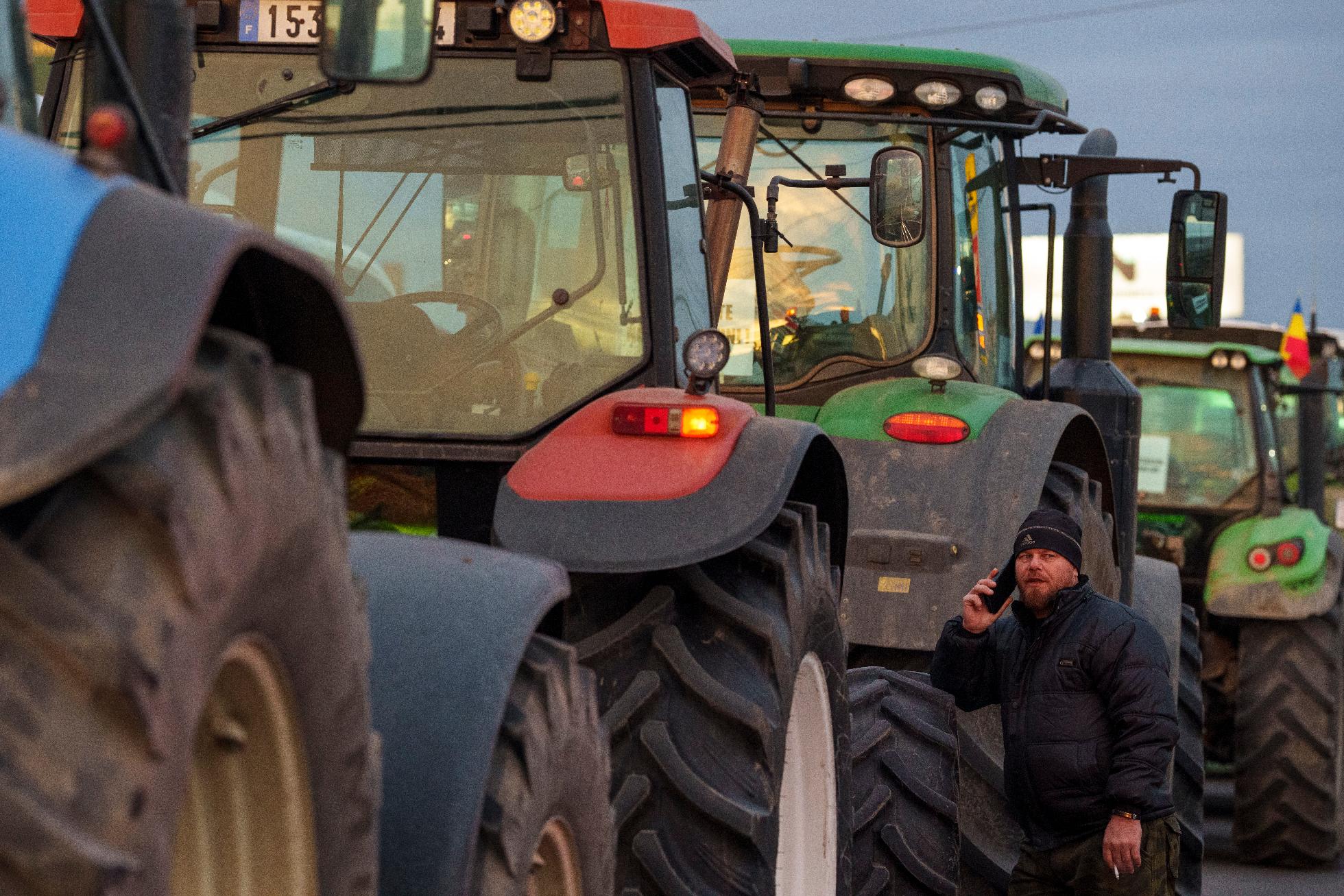 Romanian truck drivers and farmers protest as talks with the government ...