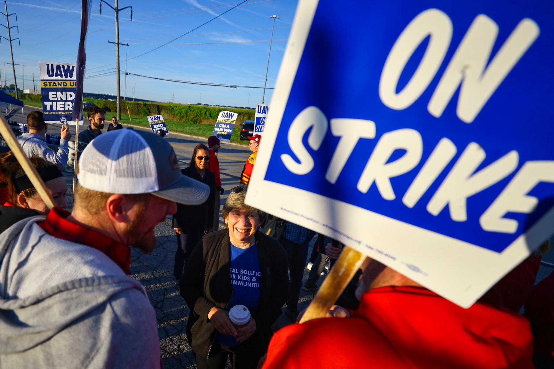 United Auto Workers threaten to expand targeted strike if there is no ...