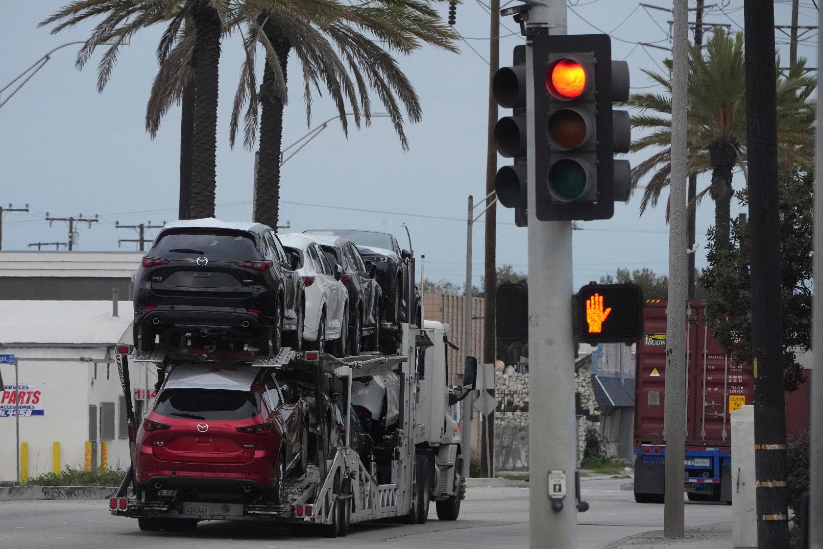 Trump places 25% tariff on imported autos, expecting to raise $100 ...