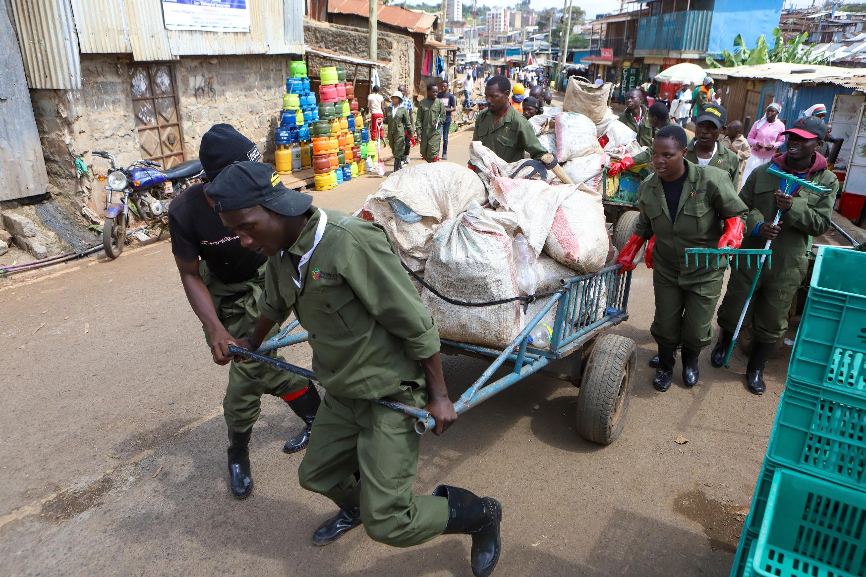 Bitcoin is introduced into Africa's largest slum, with risks and rewards
