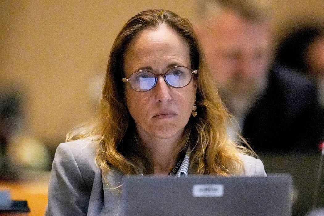 Top FDA drug official is trying to hire a friend who's seeking a bold ...