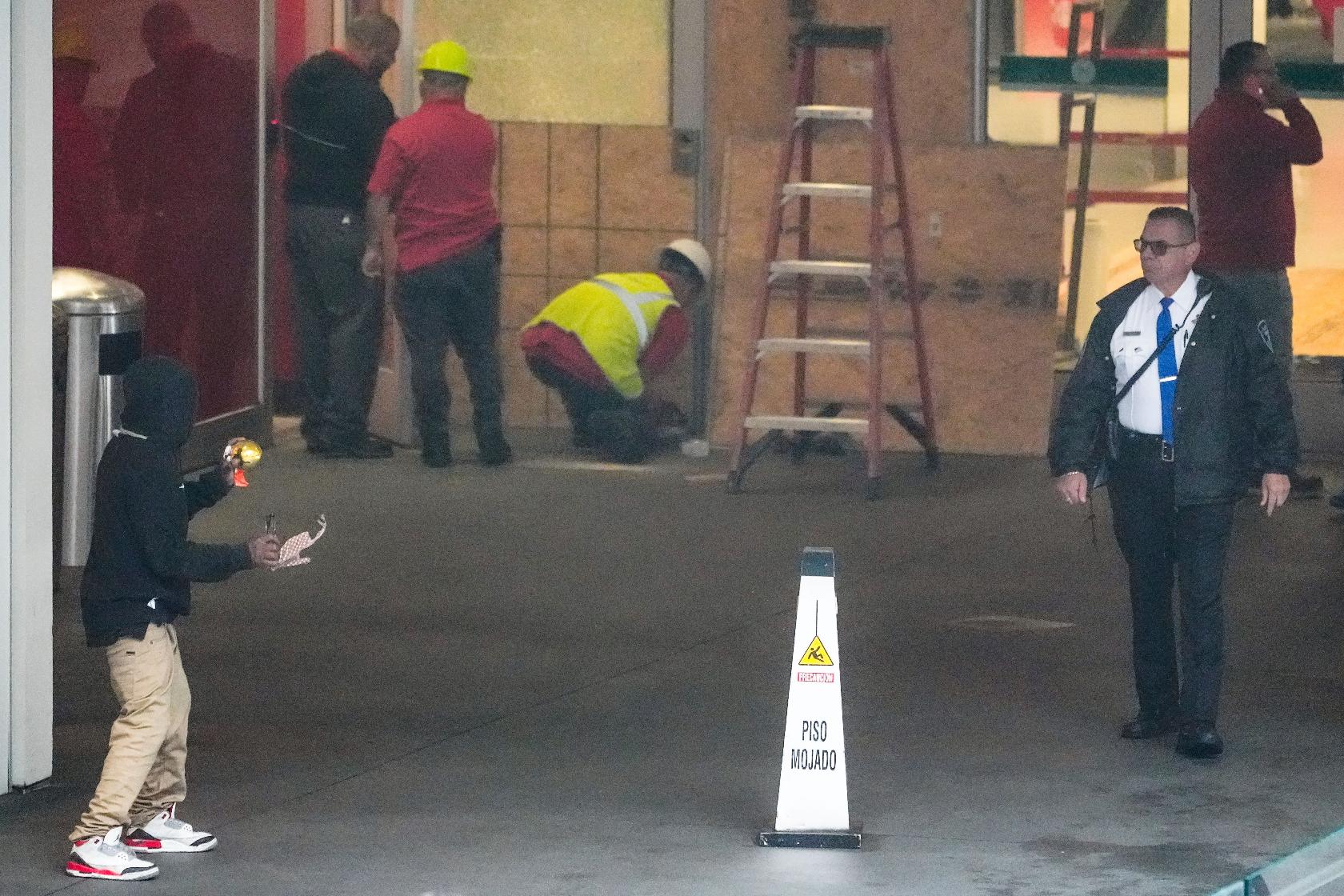 2 security guards shot after confronting shoplifting suspect in Los Angeles