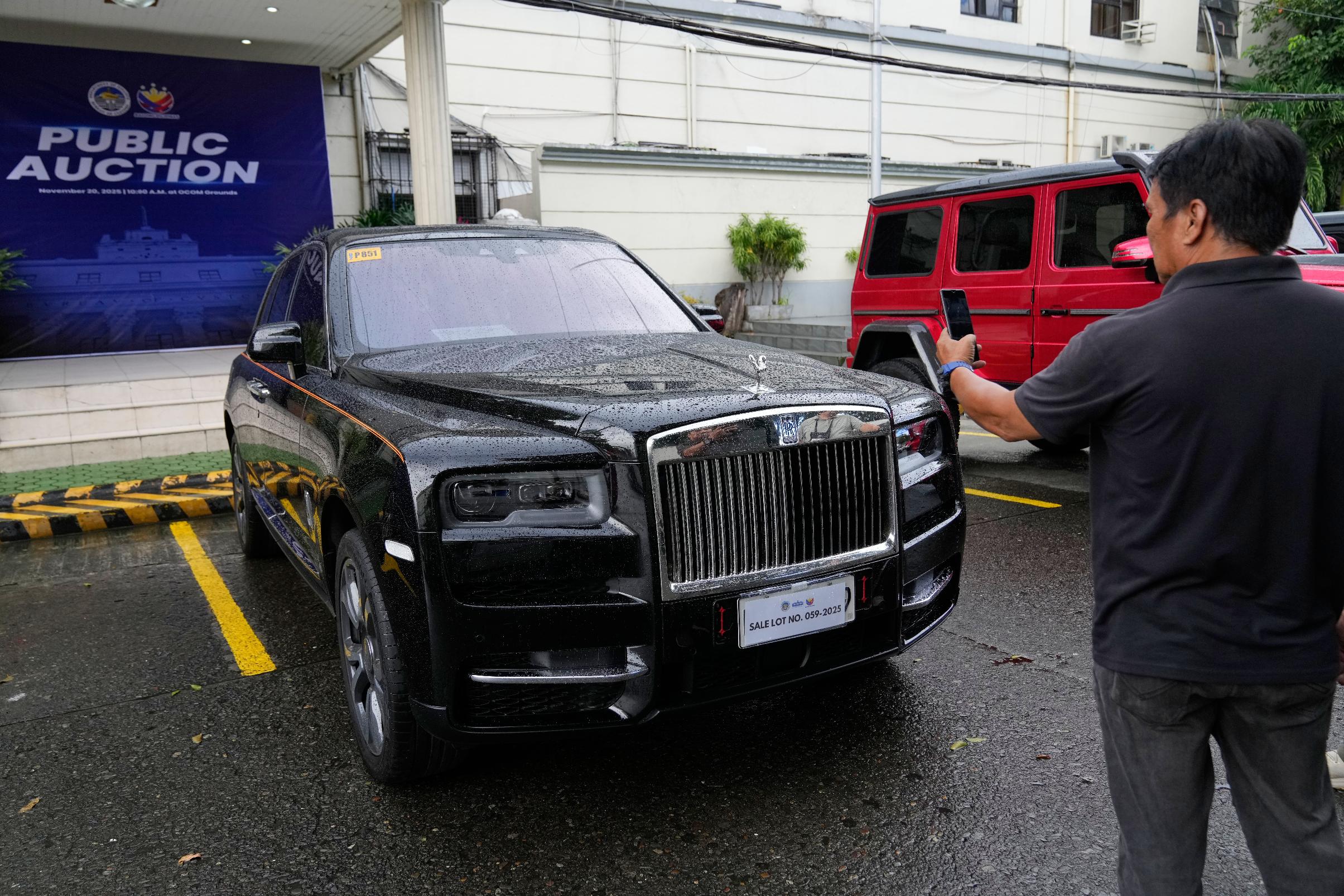 Philippine police deployed to arrest 18 suspects in a corruption ...