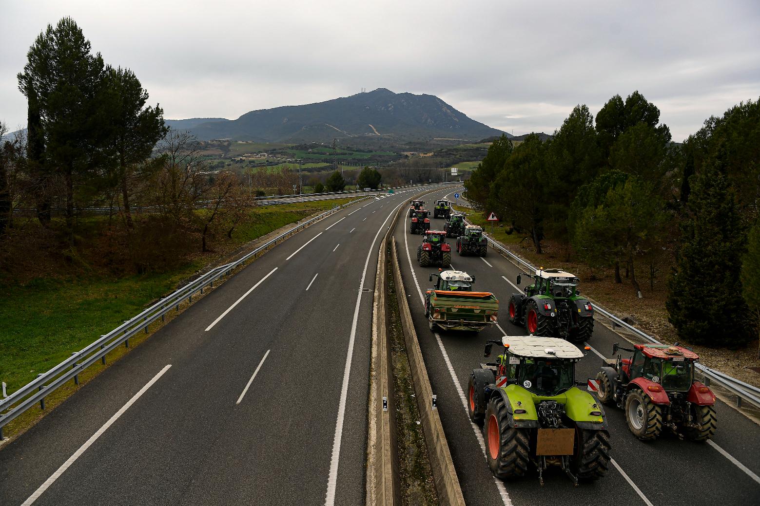 Thousands of Spanish farmers stage a second day of tractor protests ...