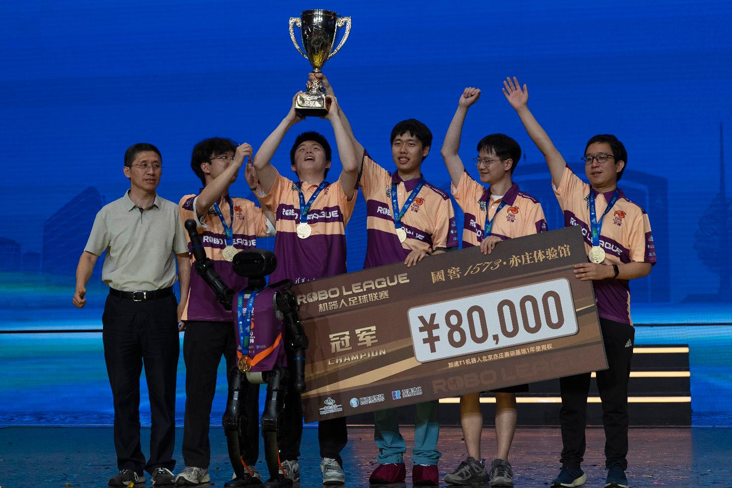 Photos show how humanoid robots captivate fans in China by playing a ...