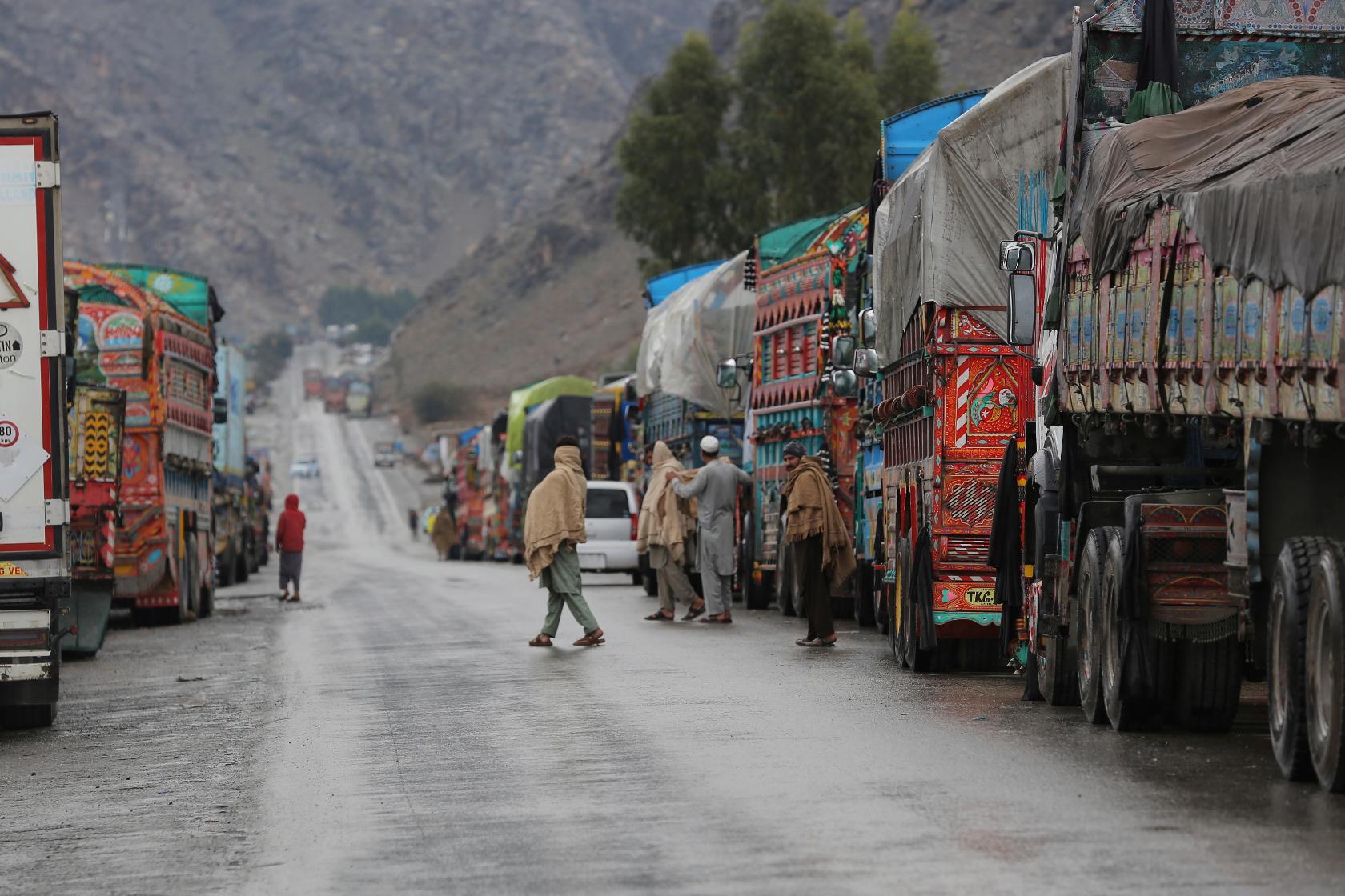 Residents flee border area as Afghan and Pakistani forces clash over ...